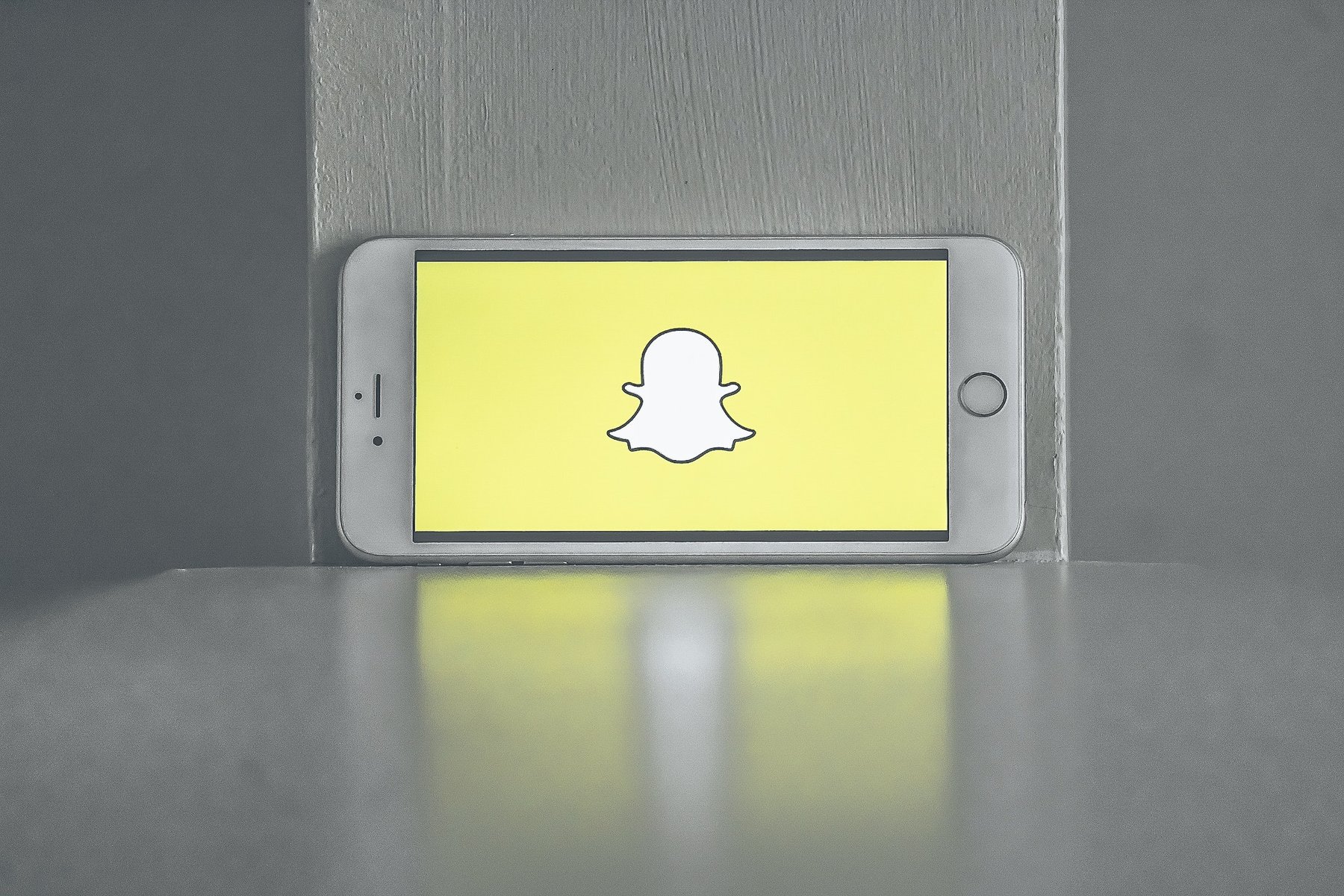 Instagram vs. Snapchat: The Pros & Cons of Both Apps
